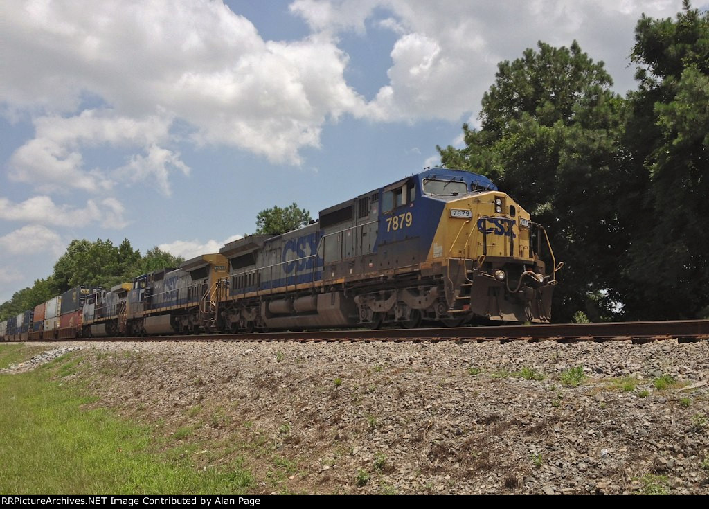 CSX C40-8W’s 7879 and 7831, and AC44CW 475 wait for green